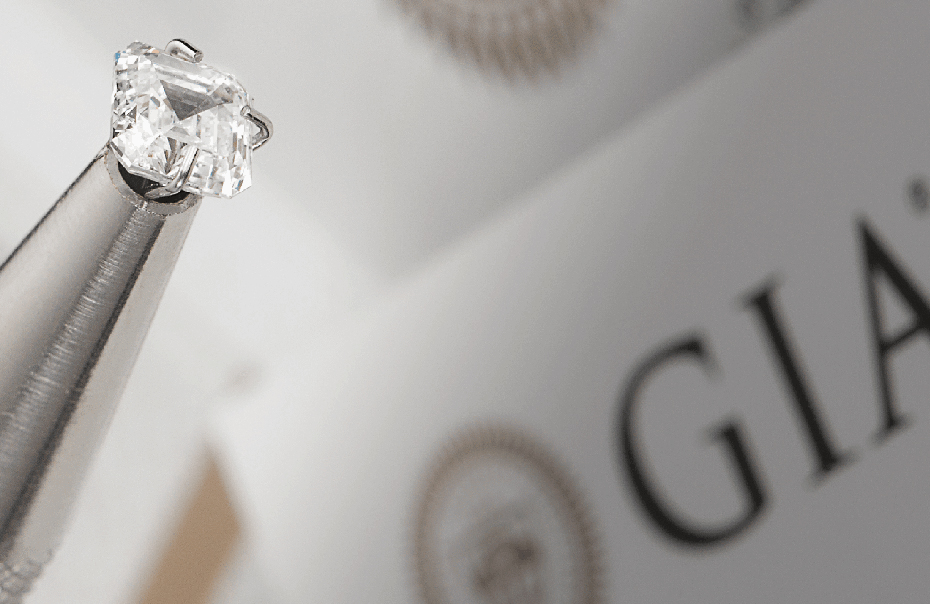 What is a carat? How many carats are in gold and in diamond?