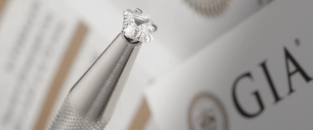 What is a carat? How many carats are in gold and in diamond?