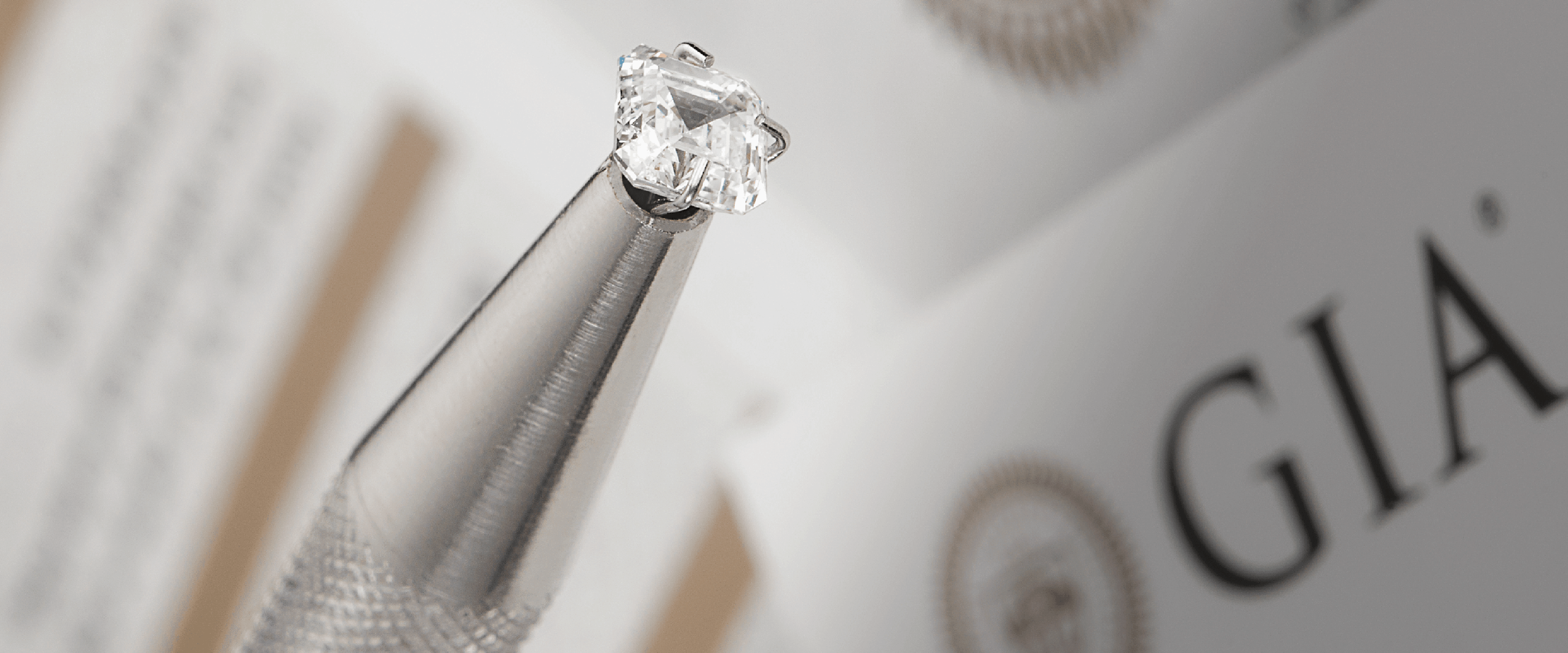 What is a carat? How many carats are in gold and in diamond?